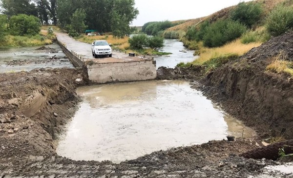 Río Quequén: reconstruyen un puente clave entre los partidos de ...