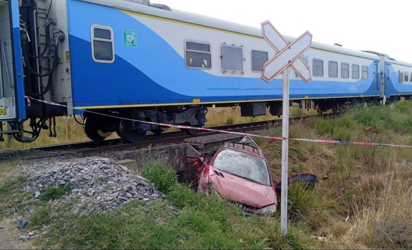 Un TREN impactó contra un AUTO en la RUTA 2: el vehículo quedó ...