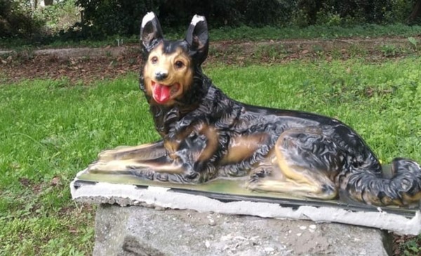 A la espera de su dueño, el misterioso perro de yeso sigue guardado en Villa Mitre | 0223