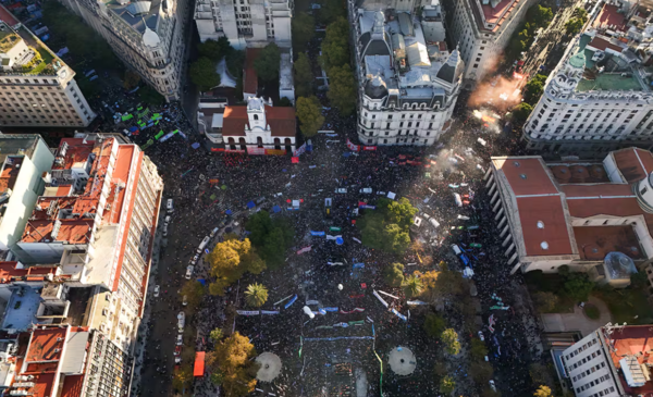 Miles de personas se movilizaron por la Universidad Pública en Plaza de ...