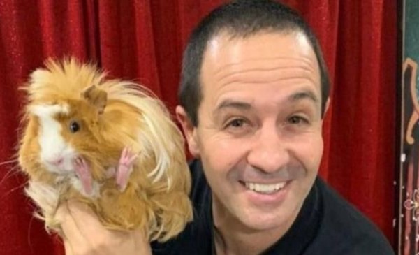 Sin piedad: unos chicos se robaron el cobayo de un mago antes de su ...