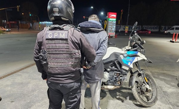 Lo Pararon En Un Control Y Descubrieron Que La Moto Era Robada 0223