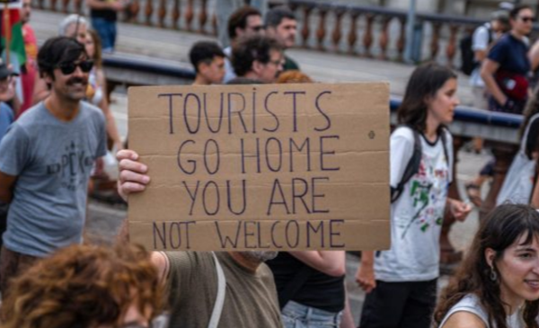 “Tourists go home”: mojan a turistas en las calle de Barcelona | 0223