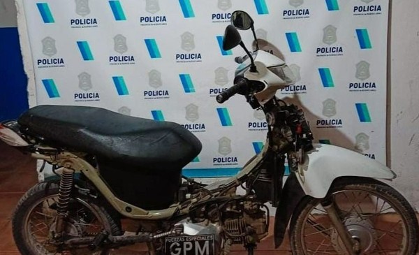 Lo Pararon En Un Control Y Descubrieron Que La Moto Era Robada 0223