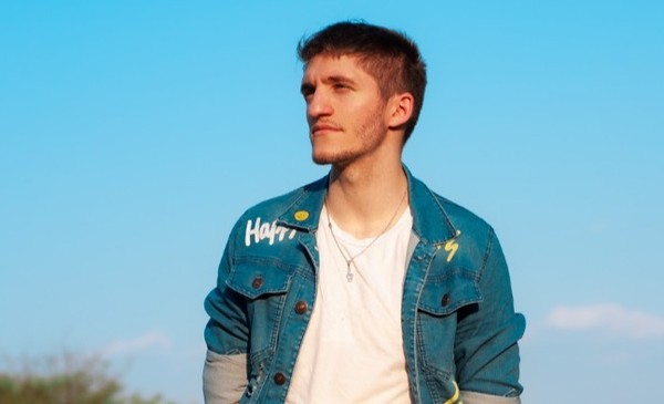 EBÜ, el único artista argentino que combina loop, fingerstyle y banda ...