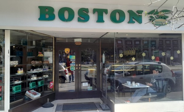 ¿Cierra la confitería Boston?: más de 40 personas podrían quedar en la ...