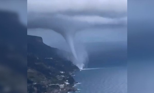 Video: una impactante tromba marina golpeó la costa italiana | 0223