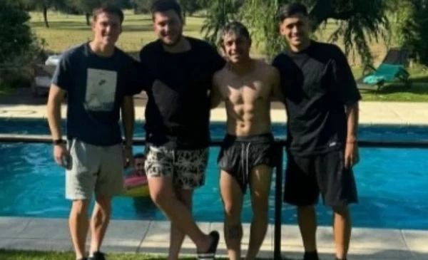 Un jugador de Boca y uno de River compartieron una tarde de pileta y ...