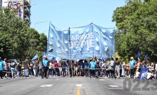 Organizaciones sociales se manifiestan frente a Anses y cortan Avenida ... Organizaciones sociales se manifiestan frente a Anses y cortan Avenida ...
