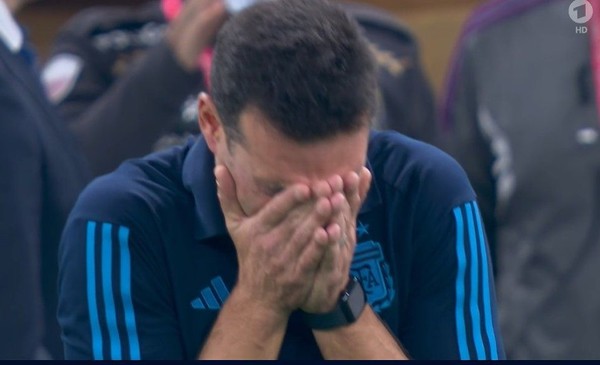 El llanto desconsolado de Scaloni tras el final | 0223