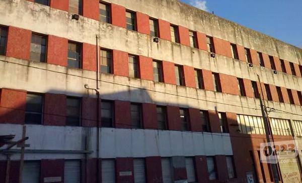 Una escuela tiene el techo repleto de guano y no puede dictar talleres ...